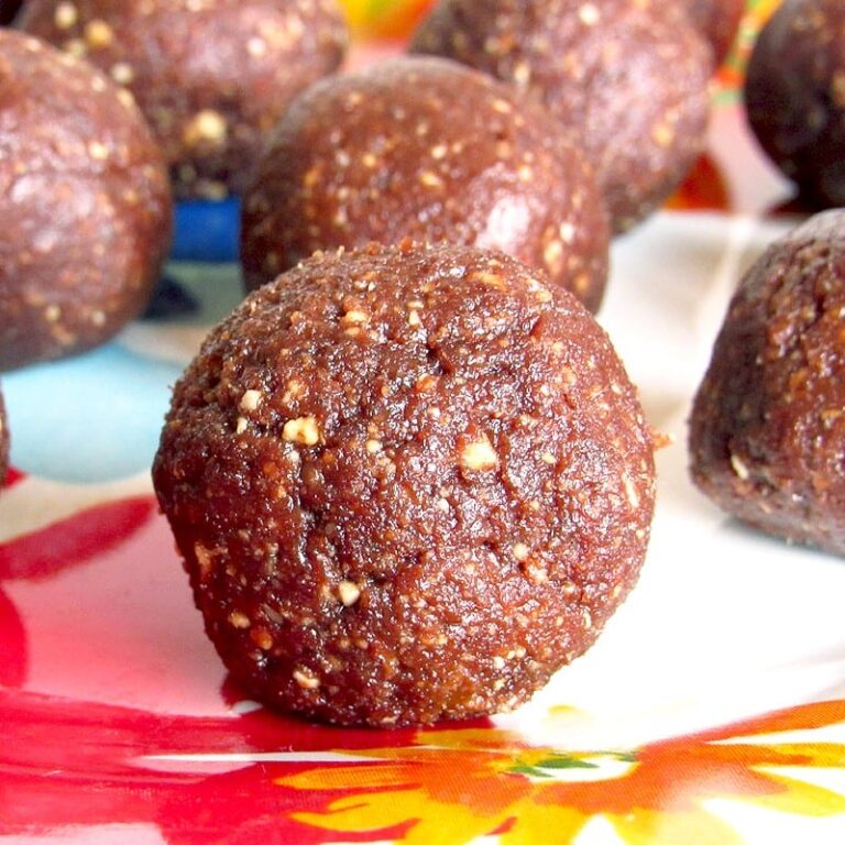 4 Ingredient Chocolate Peanut Butter Snack Balls – Fit Mama Real Food